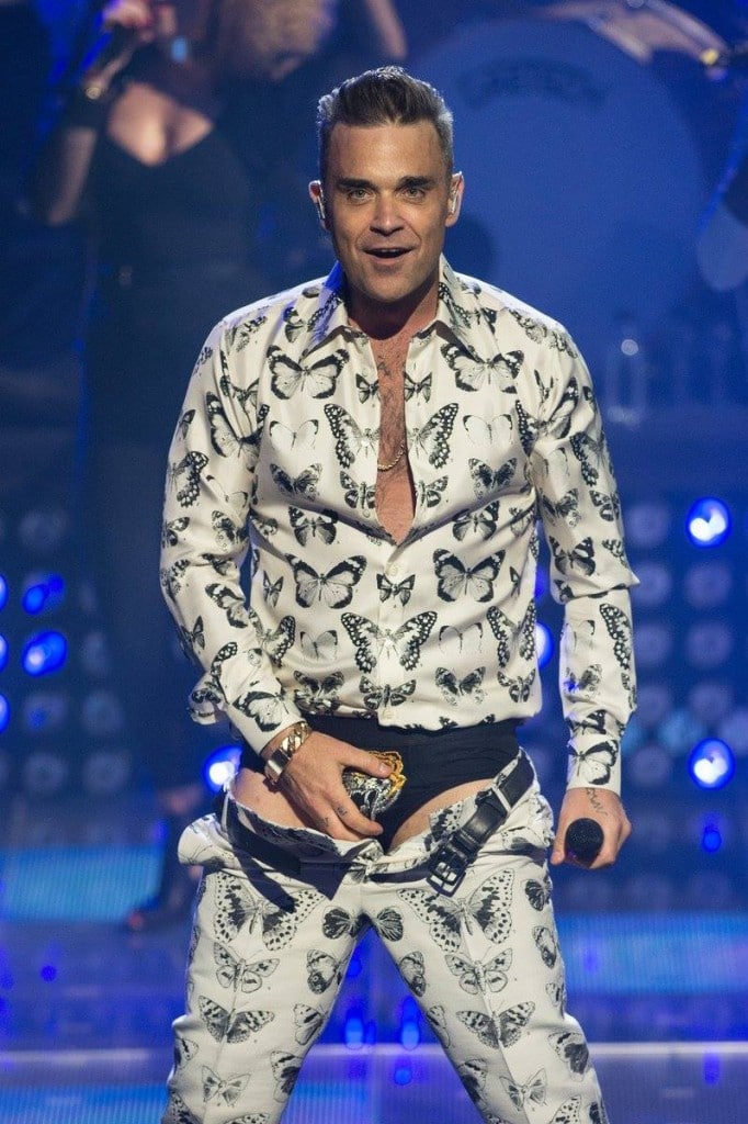 Robbie Williams Abbassa I Pantaloni In Concerto... E Se Lo Tocca!