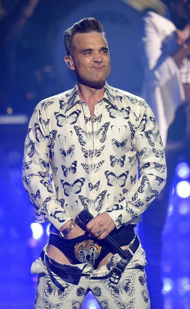 Robbie Williams Abbassa I Pantaloni In Concerto... E Se Lo Tocca!