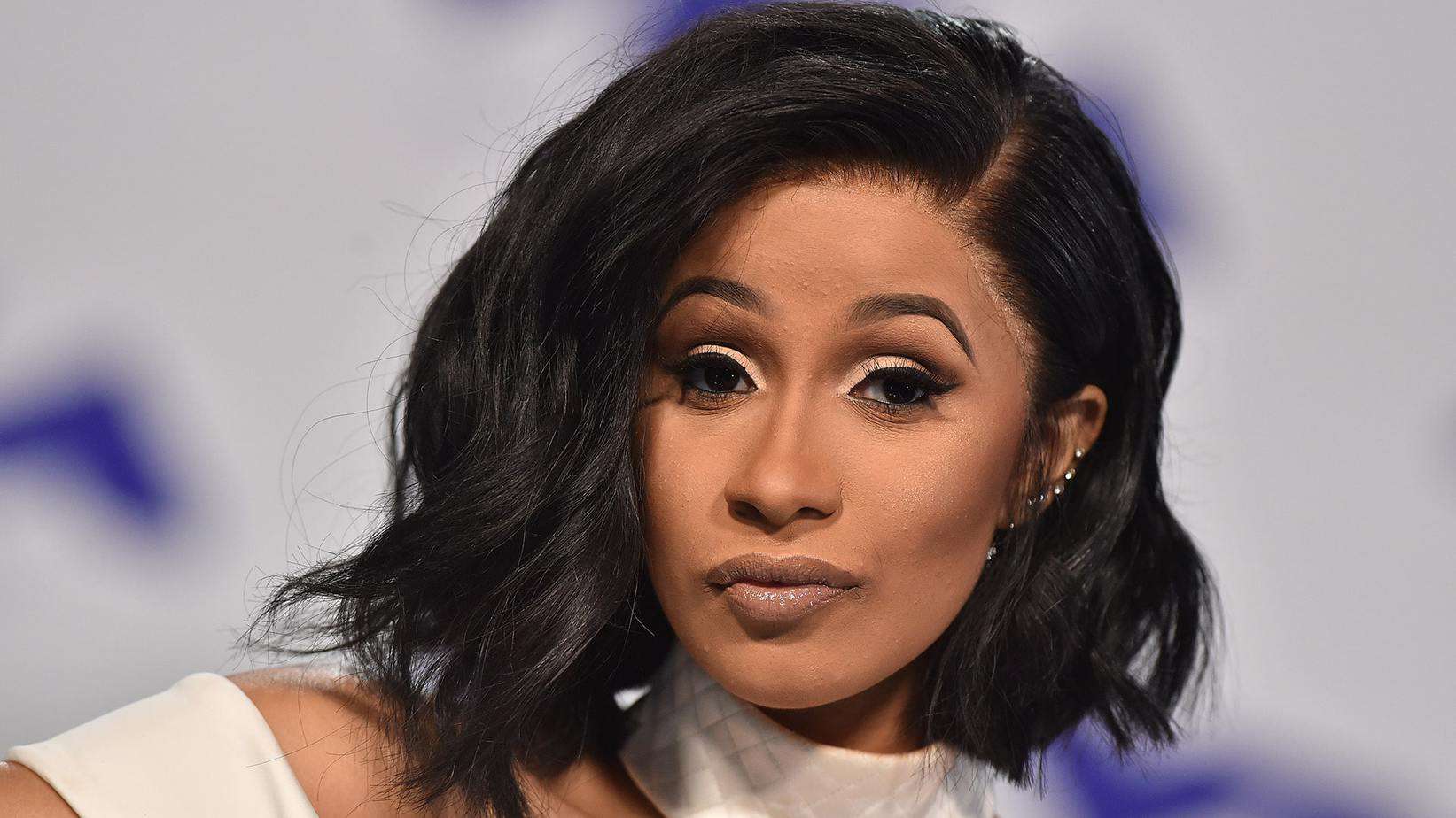 Nuovi Problemi Per Cardi B, L'ex Manager Chiede 10 Milioni!
