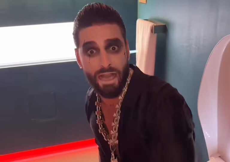 Maluma, Crolla Il Sex Symbol, Beccato In Bagno Ad Halloween